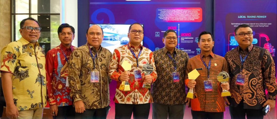 Kota Makassar Terima Penghargaan TP2DD 2023 Kota Terbaik dan Program ...